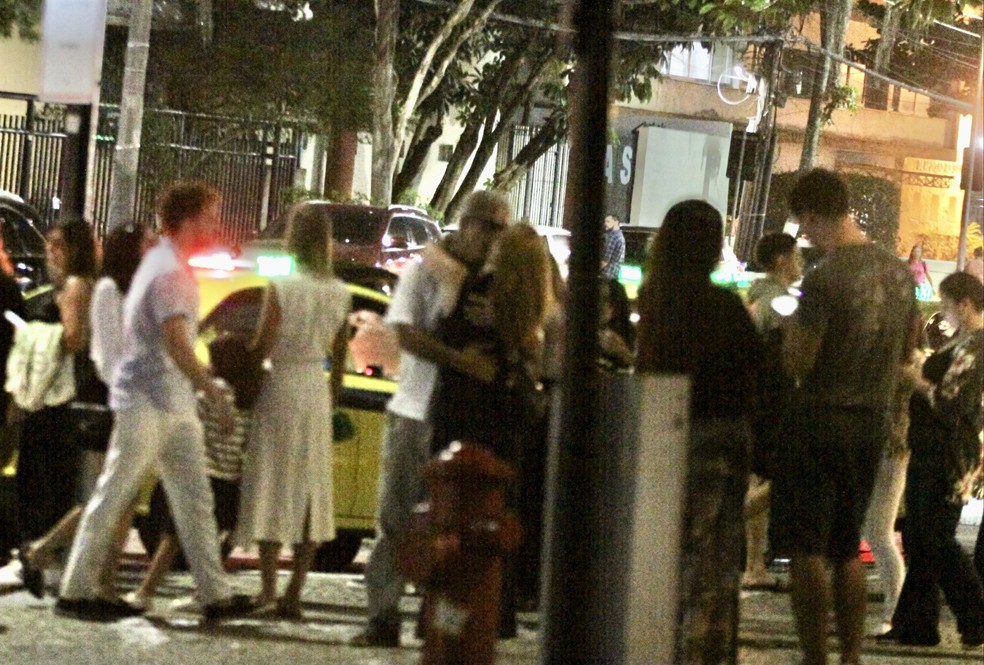 Sempre discreta, Bel Kutner deixa time das solteiras e troca beijos com ...