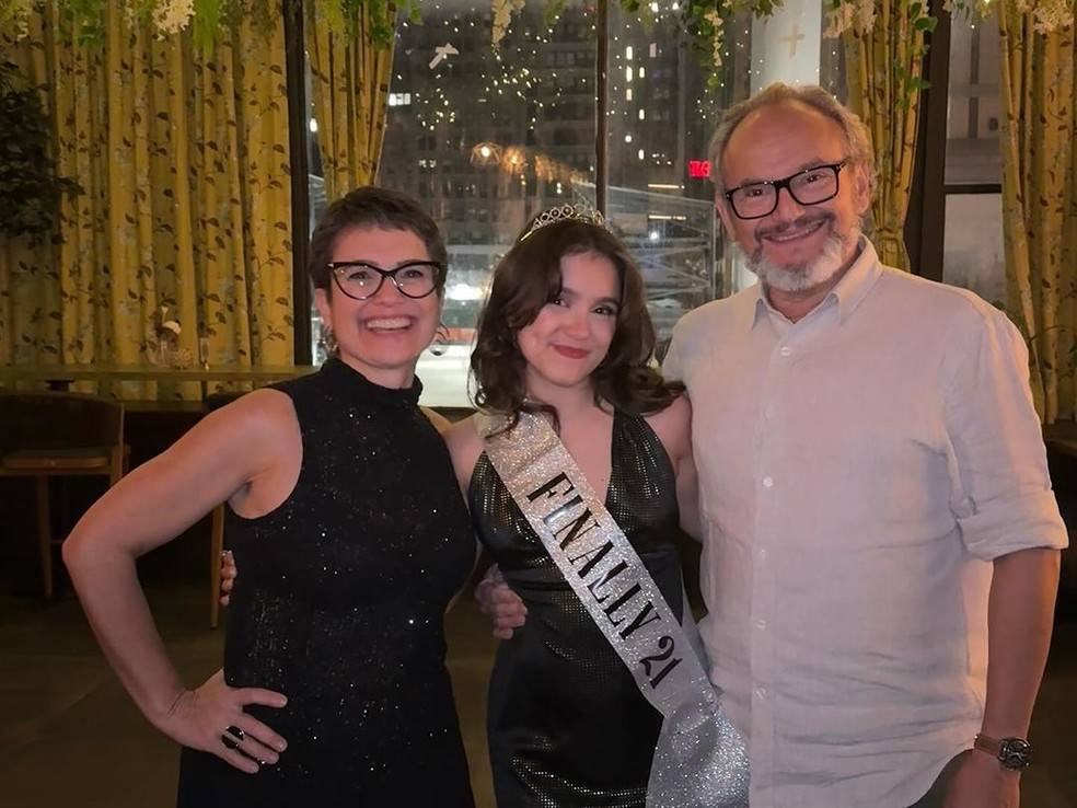 Sandra Annemberg presenteia Rebecca Andrade com tricô feito por ela nos ...
