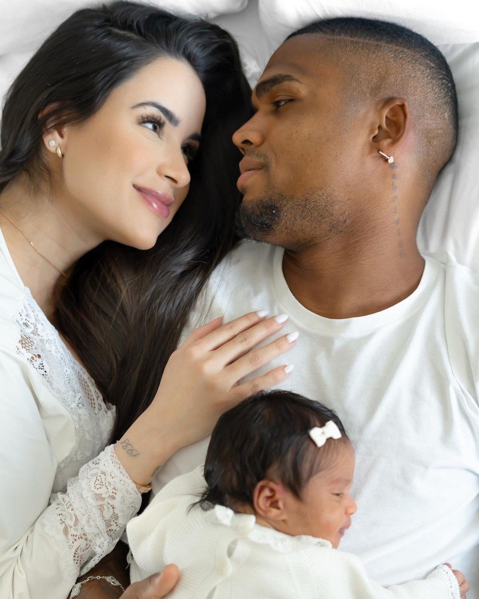 Douglas Costa, do Fluminense, e mulher comemoram primeiro mês da filha ...