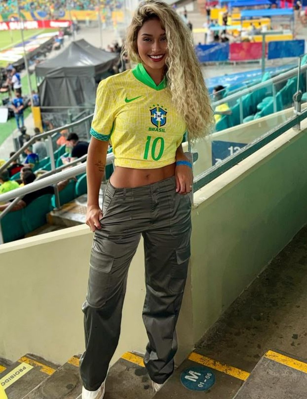 Na pobreza e na riqueza: agora modelo, mulher de Raphinha conheceu ...