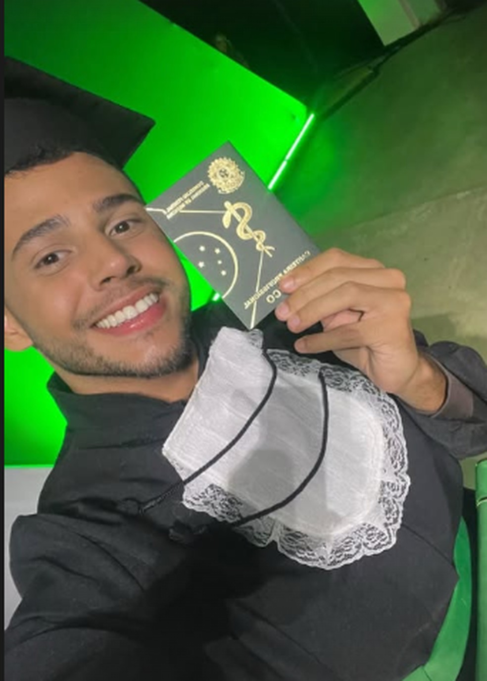 Popó se emociona e vai às lágrimas em formatura do filho médico; veja o ...