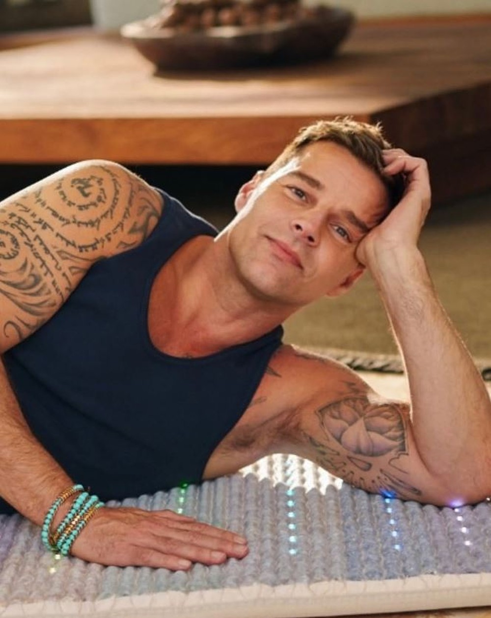 Bioestimulador, lifting nos olhos, ácido realocado: Ricky Martin usa ...