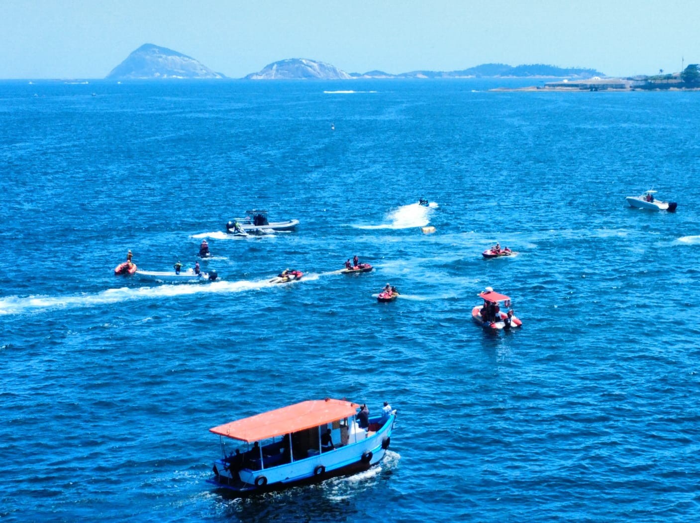 Ultraleve que fazia propaganda cai no mar em Copacabana