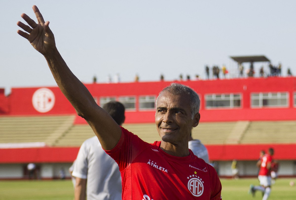 À beira dos 60 anos, Romário se reinventa e renova a esperança de ...