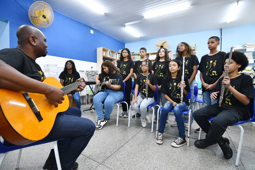 Sob a batuta! Porteiro de escola municipal em Austin ensina música após ...