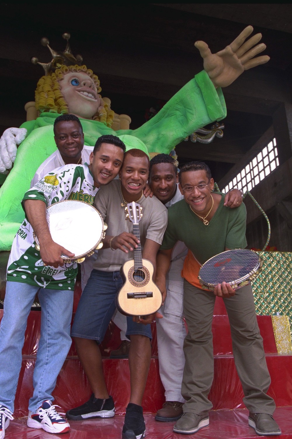 Com Molejo, Anderson Leonardo foi enredo no carnaval de 1999 em desfile ...