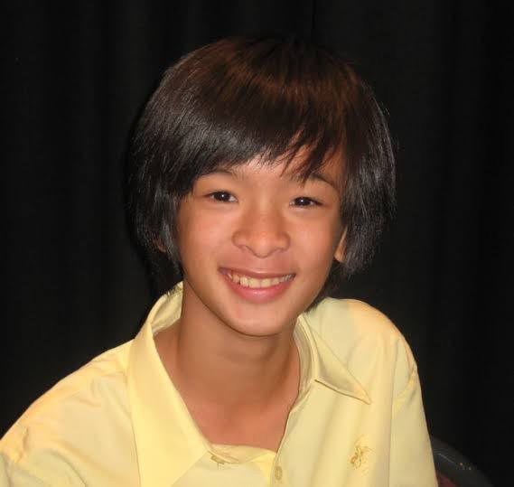 Bailarino de Madonna rouba a cena com biquíni minúsculo em praia do Rio