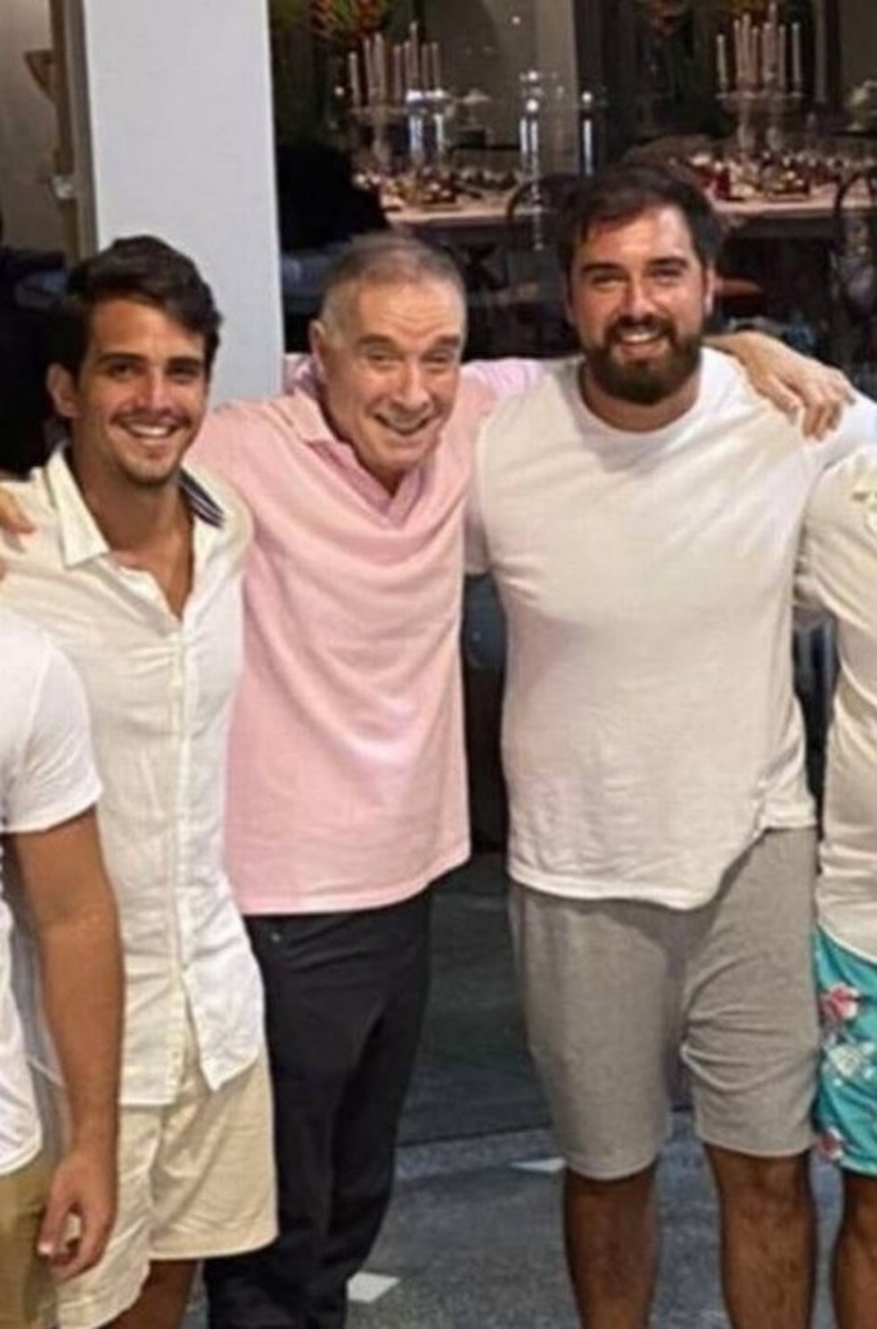 Depois de Thor, Olin Batista também surge diferente em foto rara com o pai e o irmão