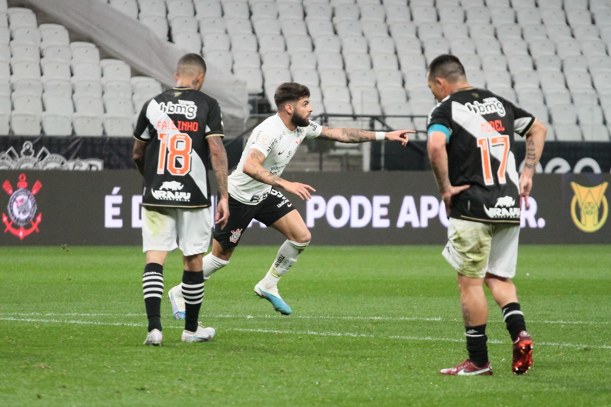 Vasco perde para o Corinthians por 3 a 1 e segue na lanterna do Brasileirão