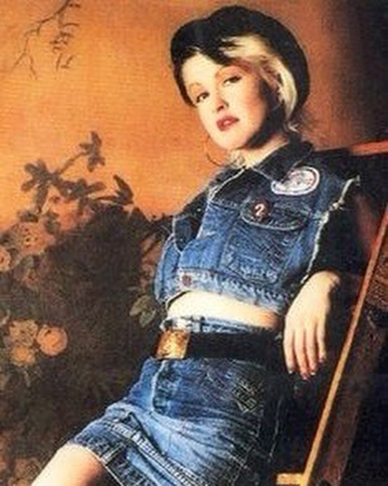 Nos 70 anos de Cyndi Lauper, relembre diferentes visuais e hits da artista