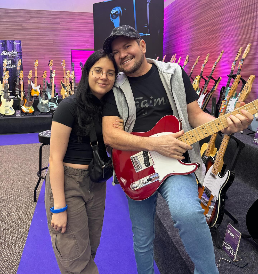 Joelma se apresenta com filha grávida do seu baterista e celebra: 'Vou ser bi vó'