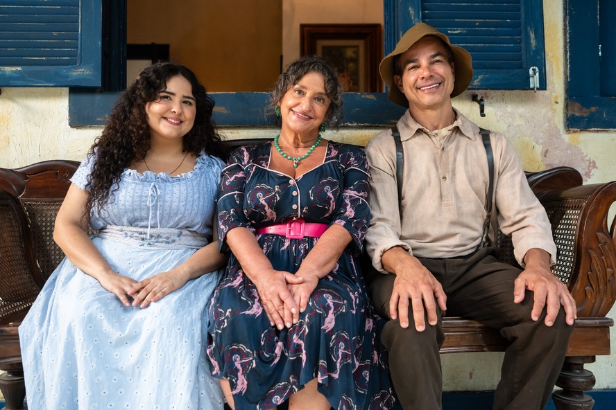 Em ‘Êta mundo melhor!’, Maria Divina e Zé dos Porcos planejam casamento e pedem conselhos a Jocasta