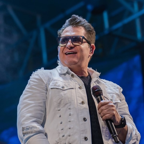 Após cair do palco, Marrone teve corte no supercílio e na mão esquerda ...