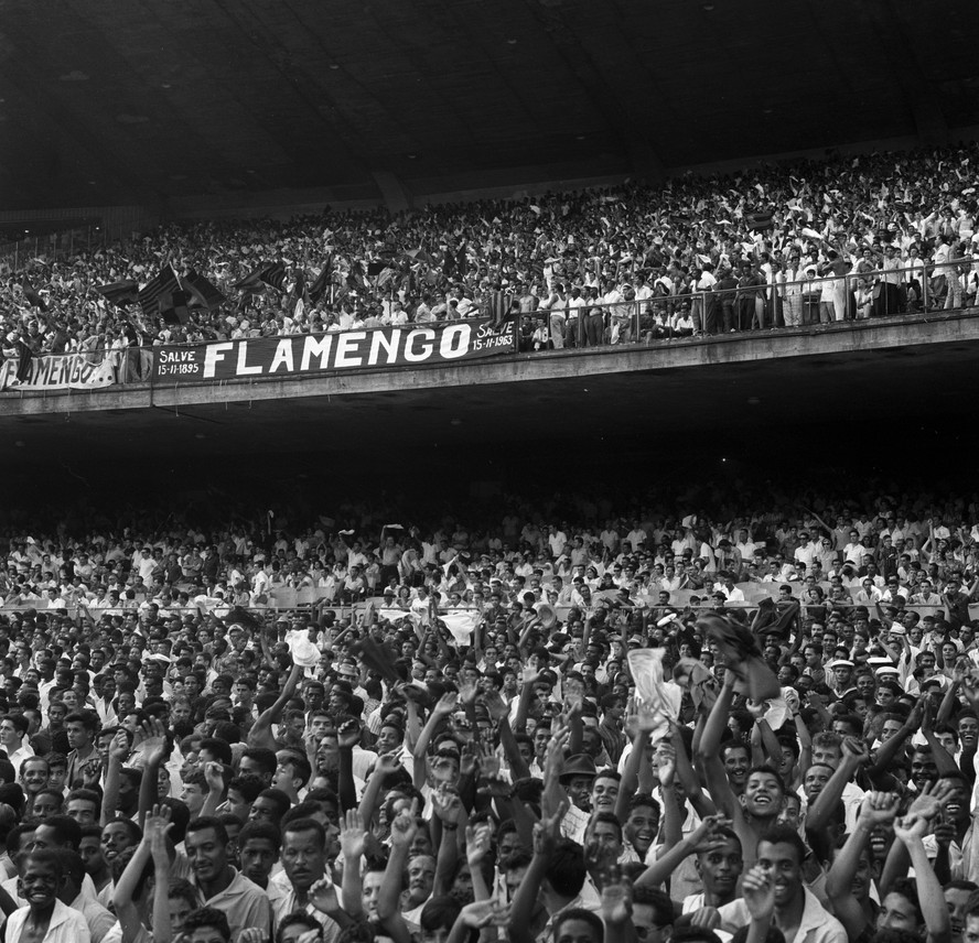 130 anos do Flamengo: Maracanã vira casa da multidão rubro-negra em ...