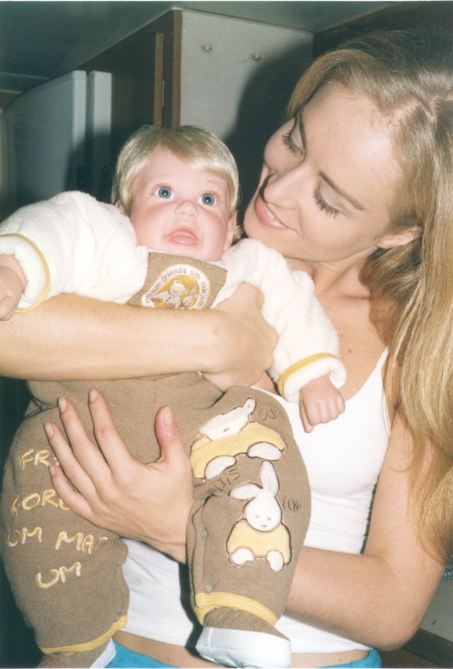 Pioneira! Em 2001, ainda sem filhos, Angélica foi a primeira famosa ...