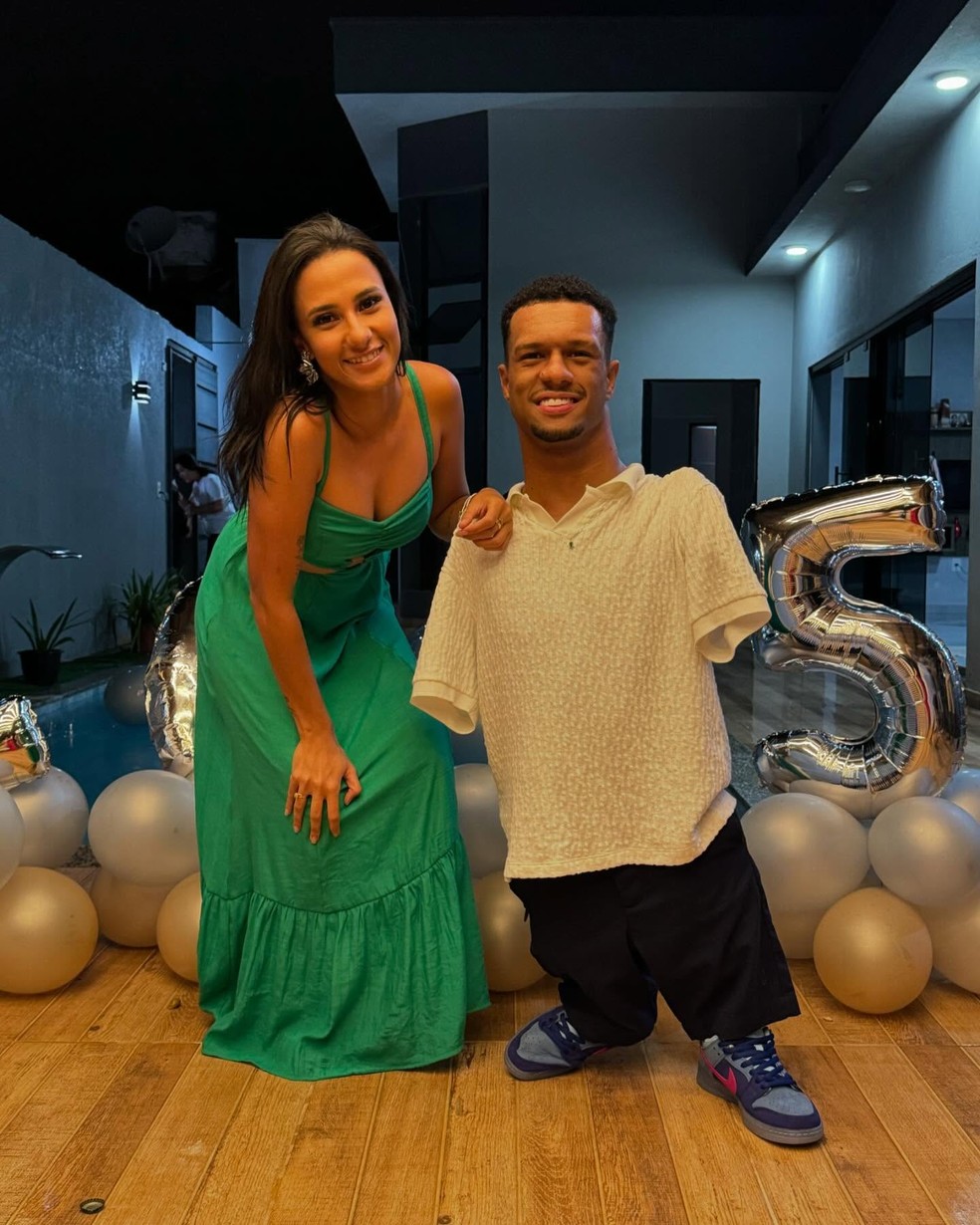 Gabrielzinho da natação paralímpica curte praia no Rio com namorada e ...