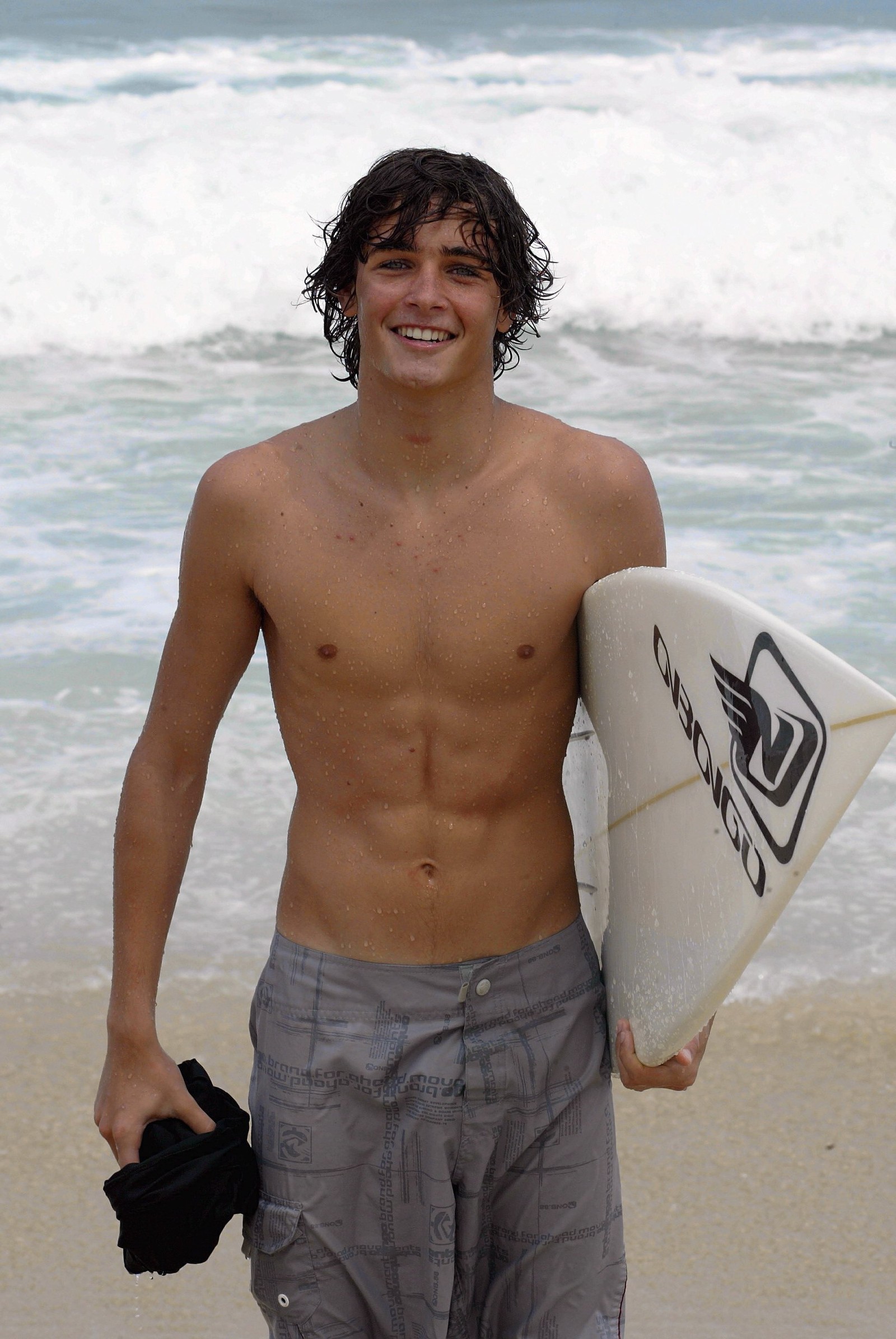 Lembra dele? Ex-ídolo adolescente aparece de 'cachorro' em arraiá em ...