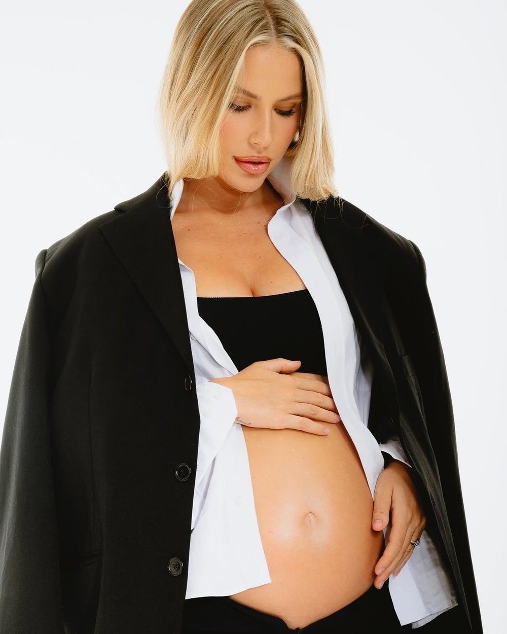 Ex do jogador Luiz Adriano, modelo russa faz ensaio exibindo barrigão de 1º filho com empresário ...