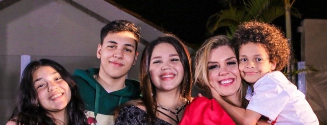 Filha de Simony, Aysha Benelli posa de maiô decotado em praia do Rio ...