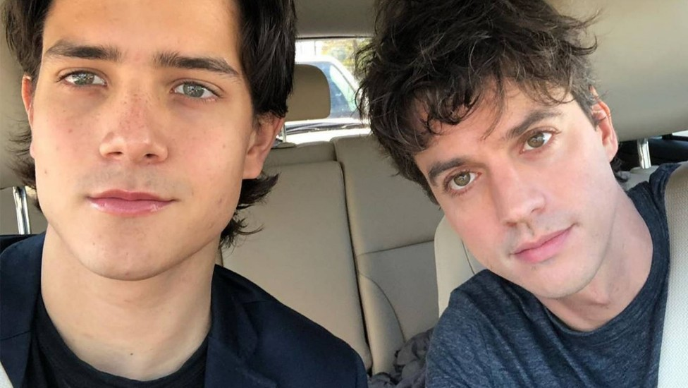 Irmão de Luciano Huck e marido lançam projeto musical nos EUA