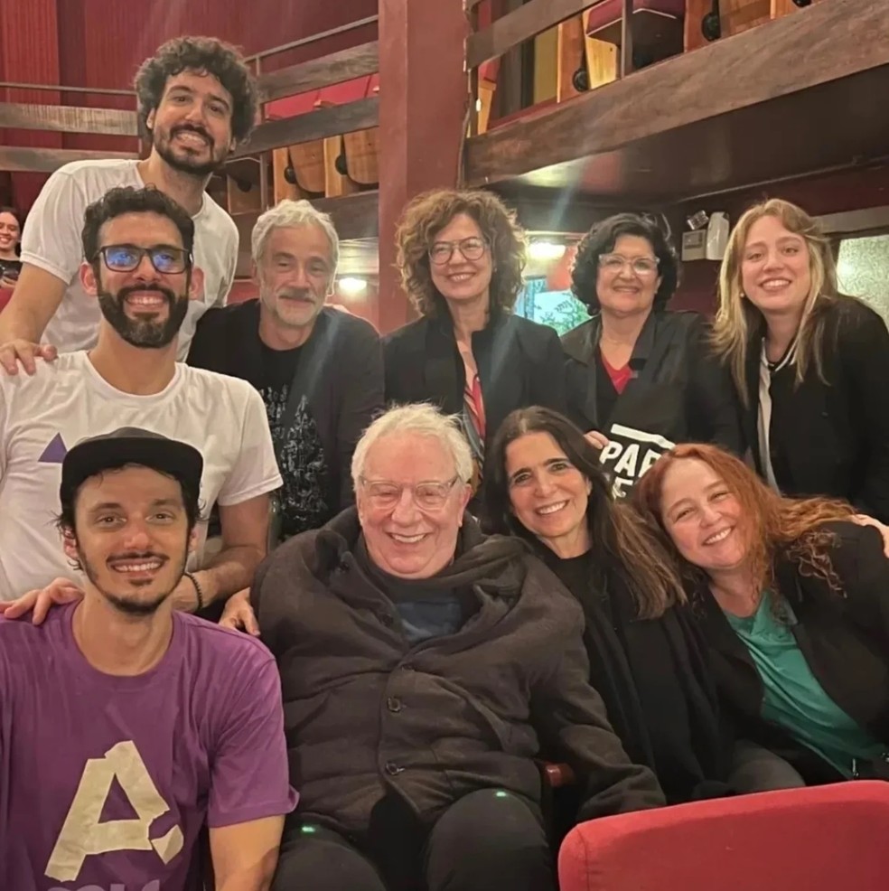 Marco Nanini faz rara aparição ao lado do marido em noite de teatro com ...