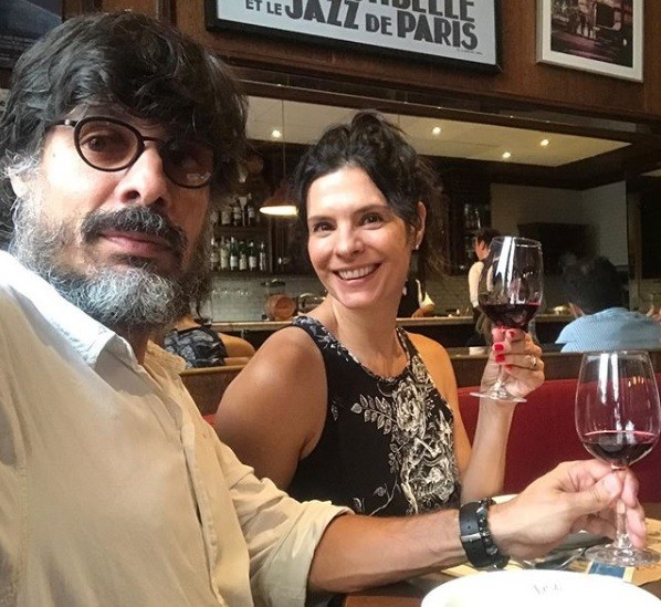 Longe da TV, Helena Ranaldi se refugia em sítio com o marido ator