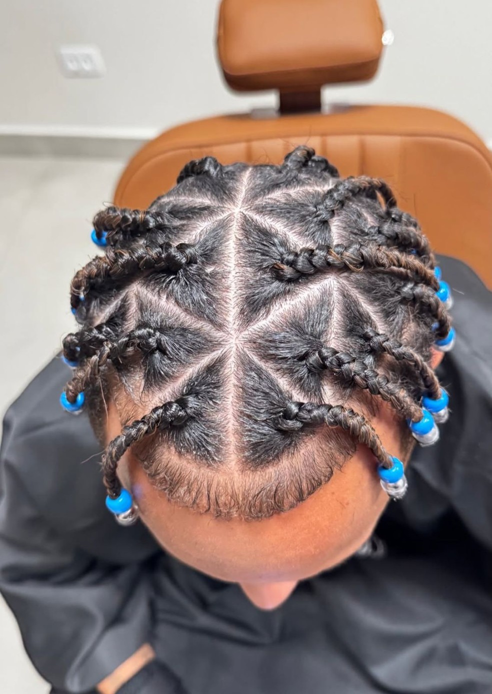 Neymar renova as tranças e exibe novo visual