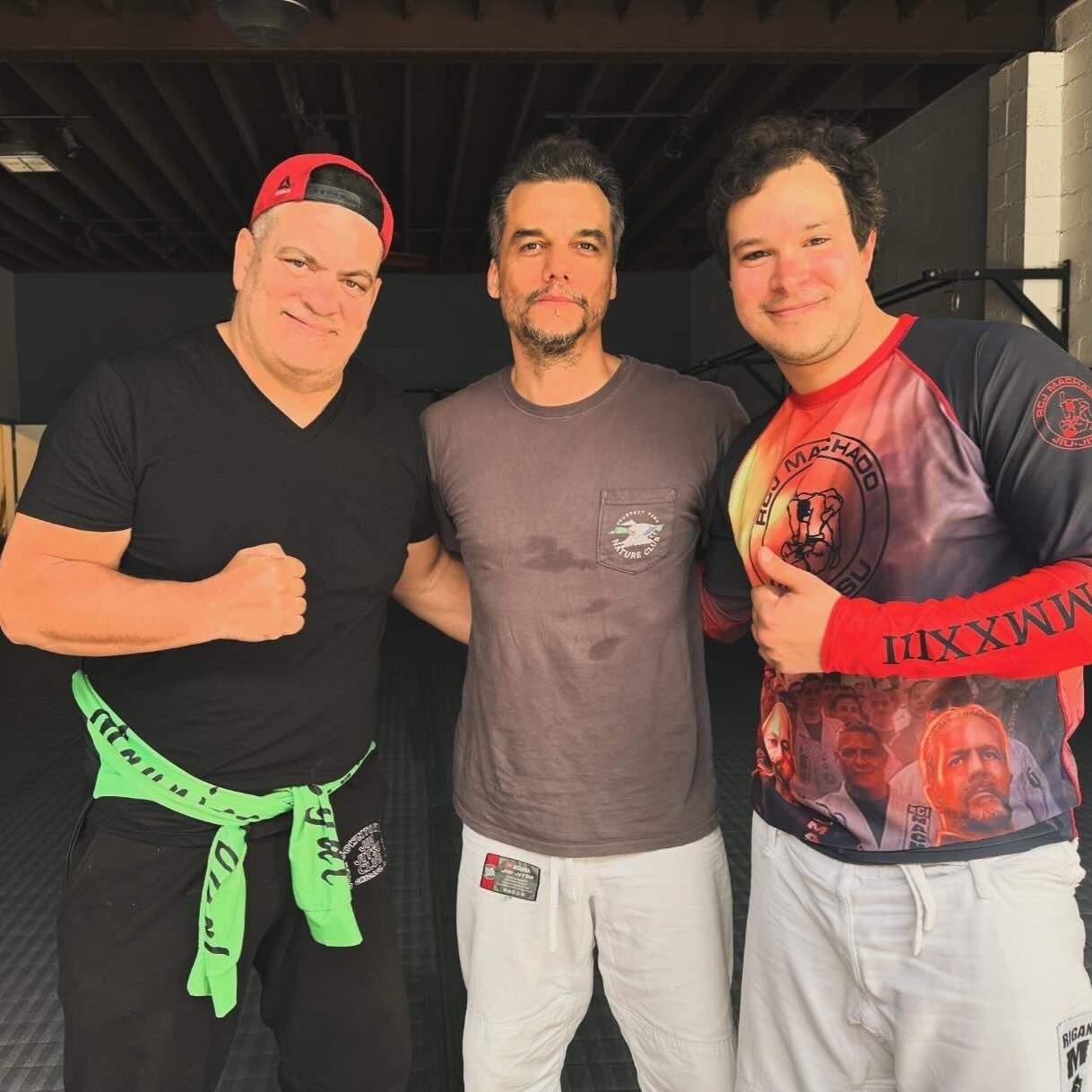 Wagner Moura aparece lutando jiu-jítsu em vídeo e web reage: 'Faz tudo bem'