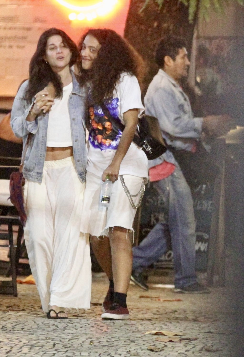 Um mês de romance: Alice Carvalho e Chandelly Braz deixam restaurante ...