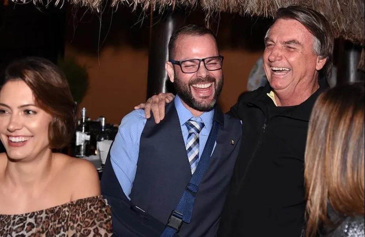 A farra de Bolsonaro: ao lado de Michelle e Nikolas Ferreira, ex ...