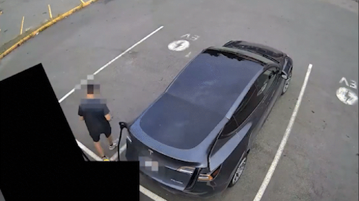 Tesla explode durante carregamento com adaptador 'pirata'