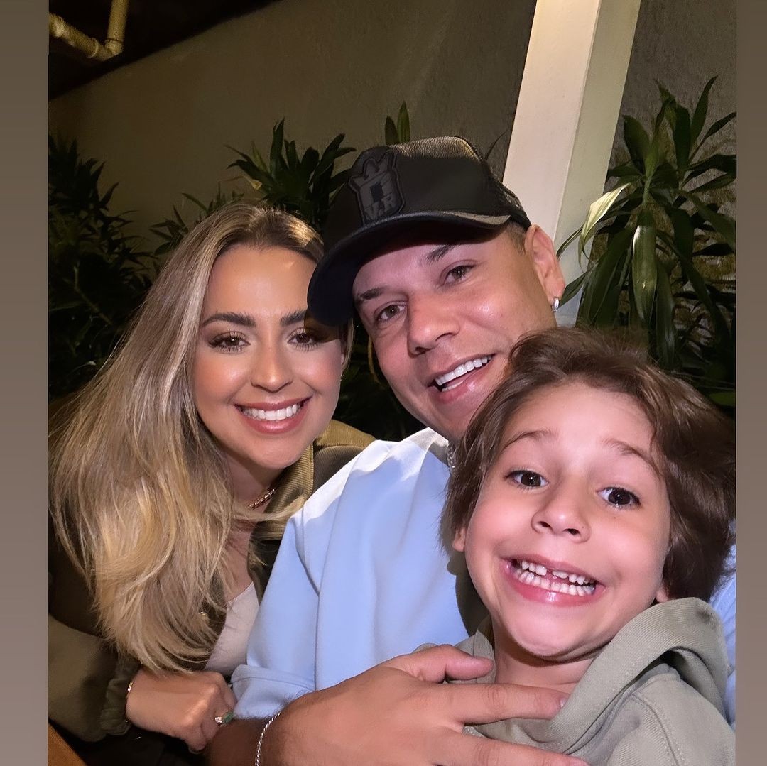 Intérprete da personagem Narcisa, Tiago Barnabé surge ao lado da mulher ...