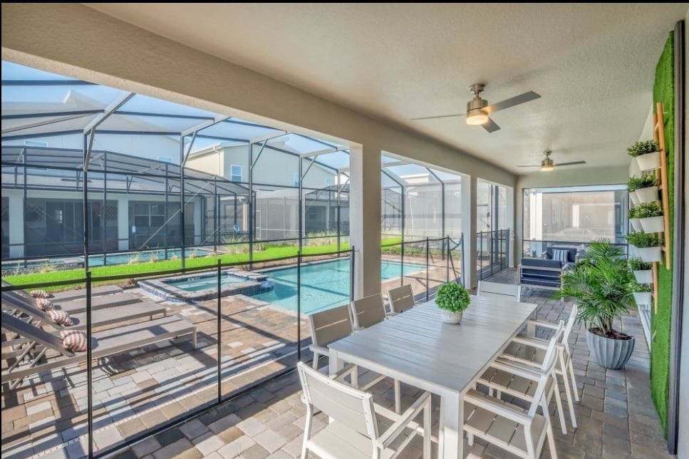 Mansão temática de Deborah Secco com nove quartos nos EUA pode ser alugada por R$ 3 mil a diária ...