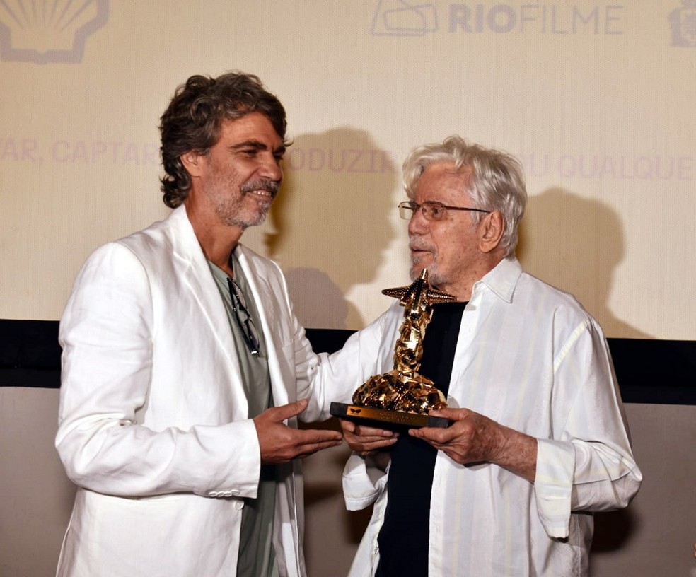 Aos 88 anos, Reginaldo Faria surge com nova namorada em pré-estreia de ...