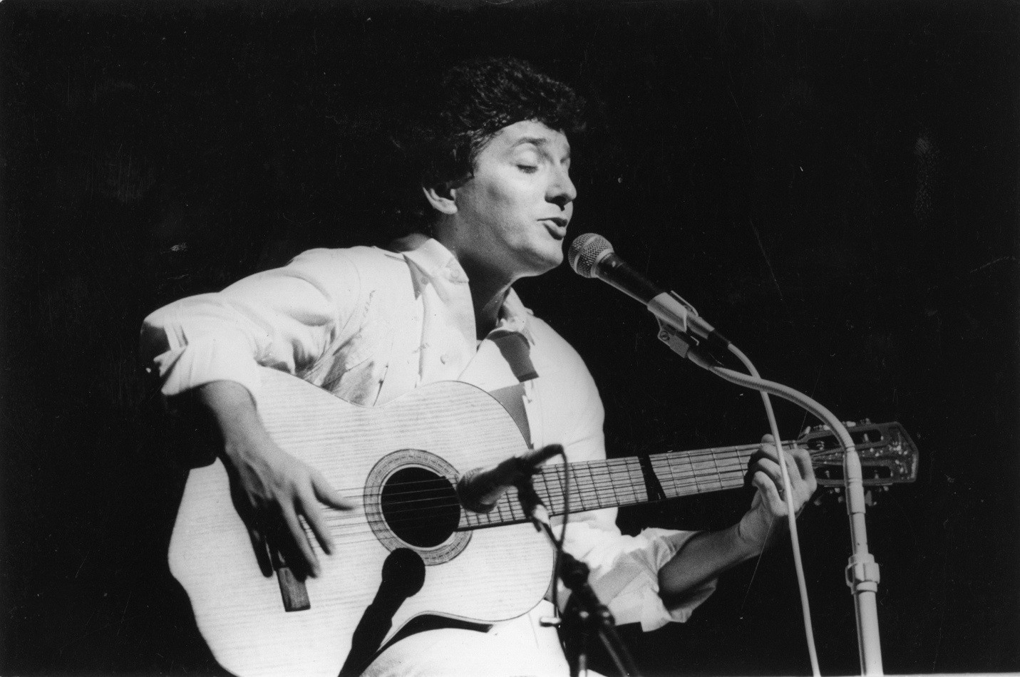 Lembra dele? Aos 69 anos, Gilliard lança música com o filho também cantor