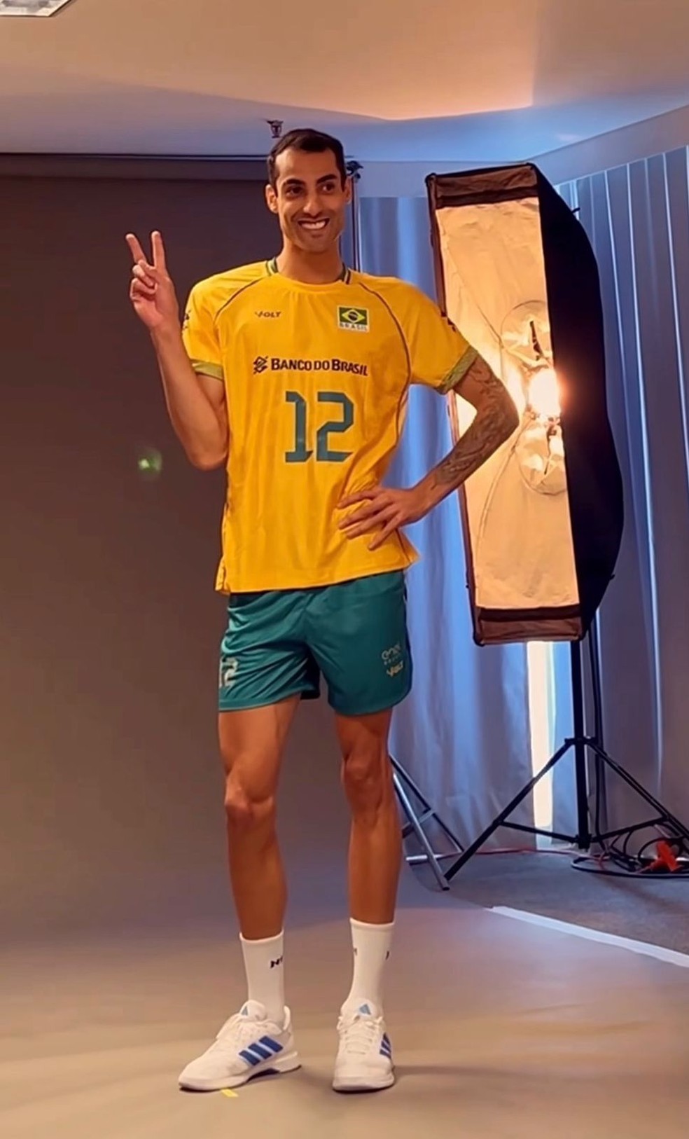 Douglas Souza, do vôlei, ganha beijão e declaração do noivo ao retornar ...