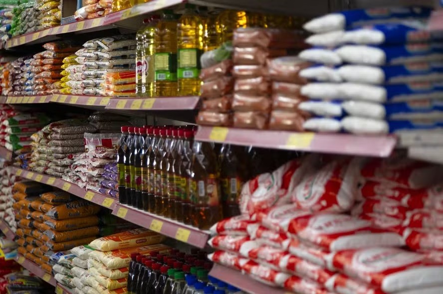 Com falta de mão de obra, setor dos supermercados muda estratégias de ...