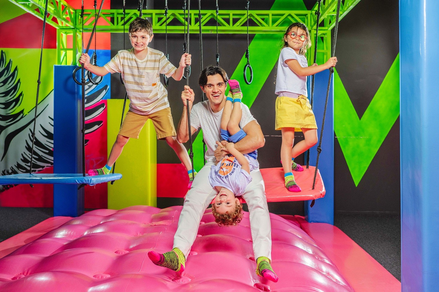 Felipe Simas se esbalda com os filhos em trampolins e reflete: 'Sou ...